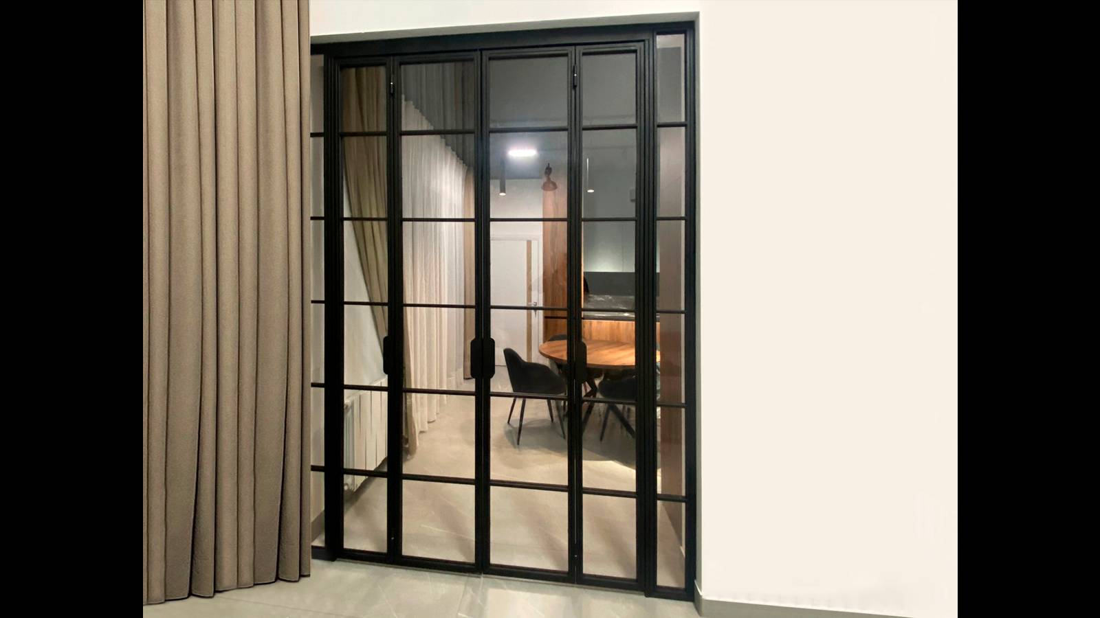 Стеклянная перегородка в стиле Лофт. Двери гармошка