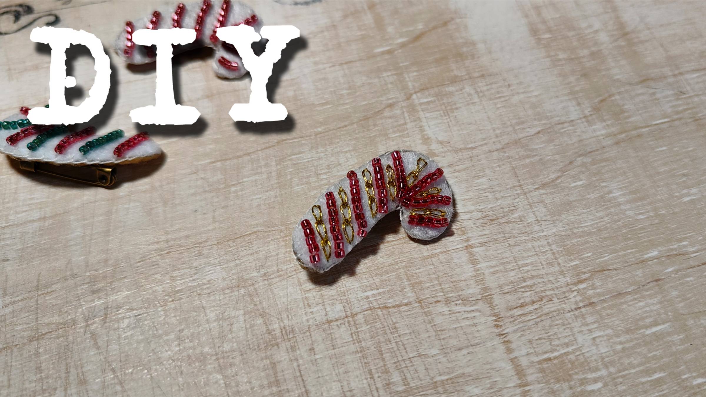 [DIY] Брошь в виде карамельной палочки (бисер и металлизированная нить)