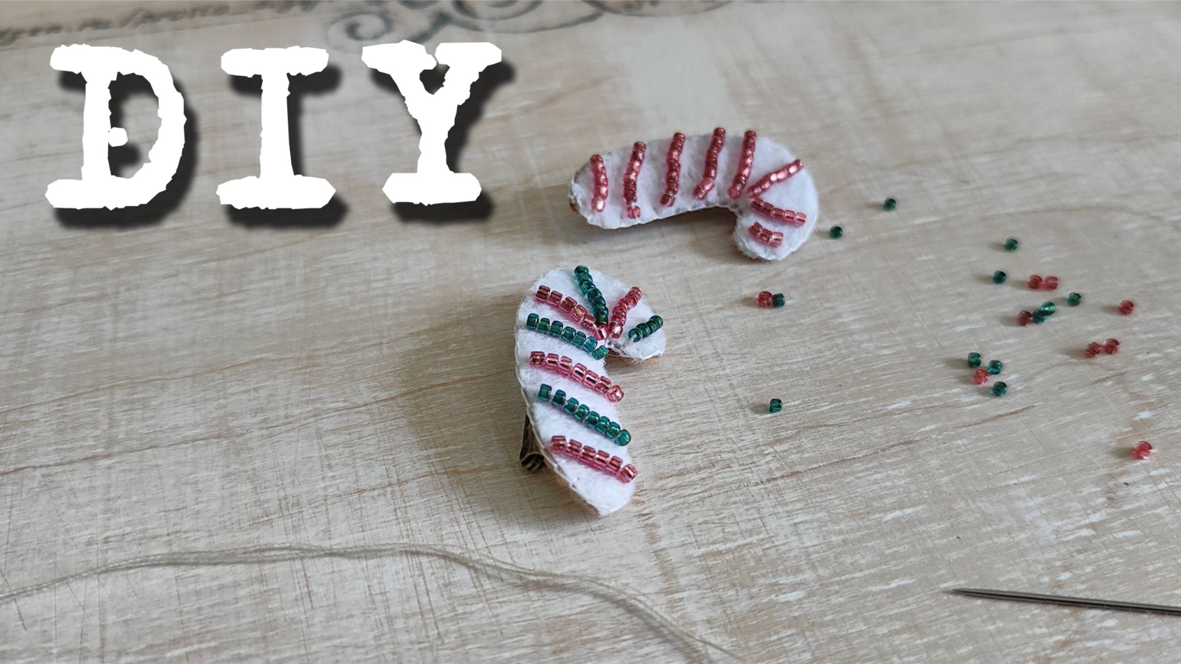 [DIY] Брошь в виде карамельной палочки (бисер, фетр)