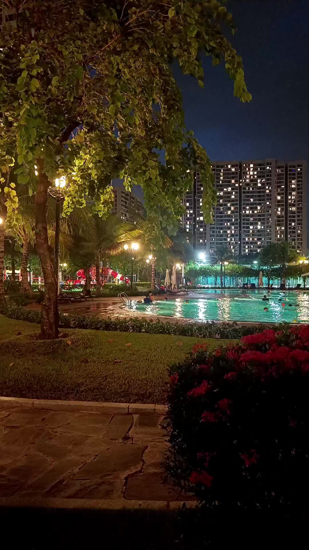 Наш бассейн в Хошимине.