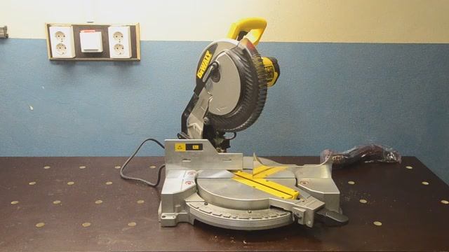 Пила DeWalt DWS713-KS. DEWALT saw DWS713-KS.