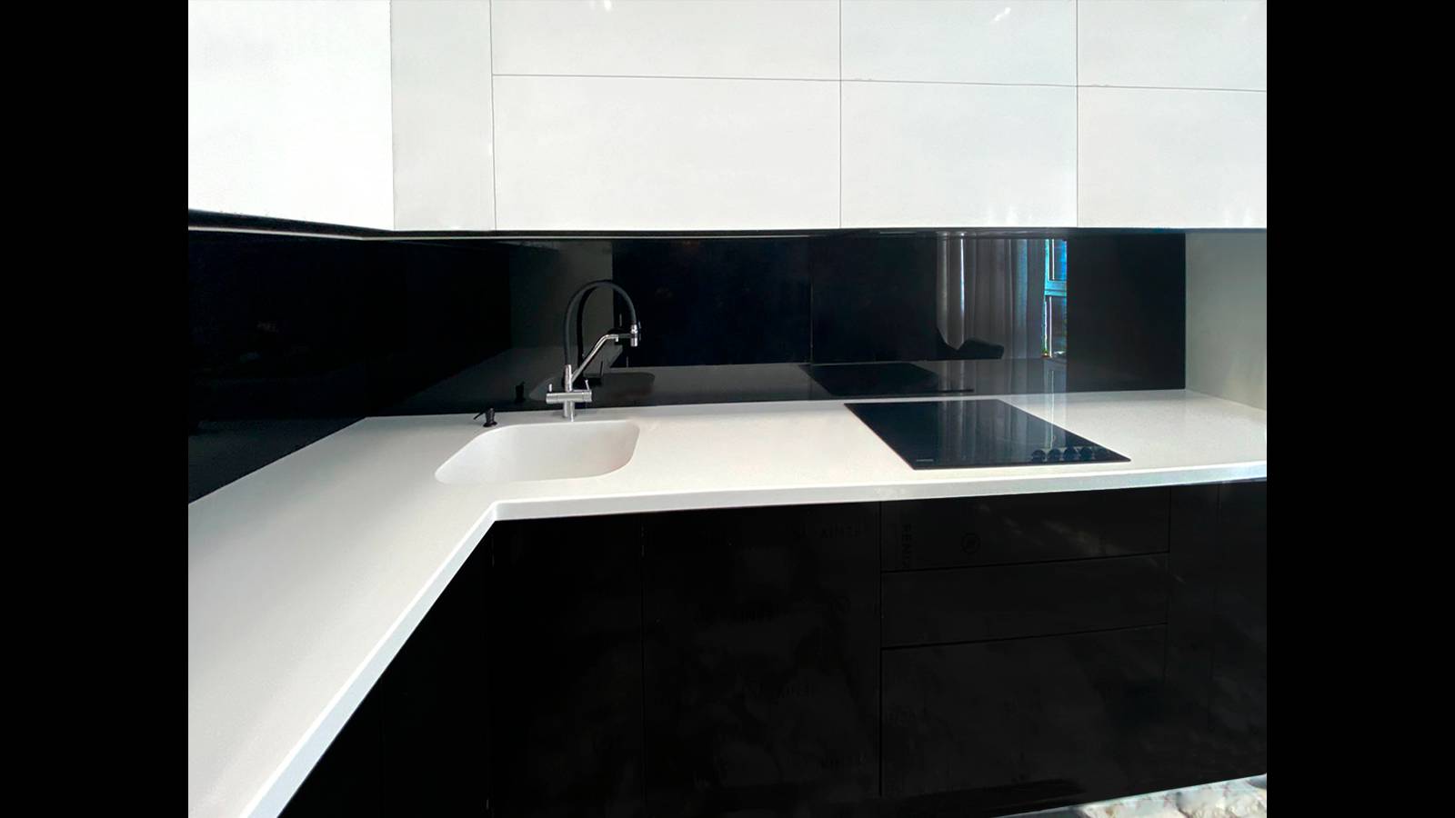 Фартук с черным стеклом