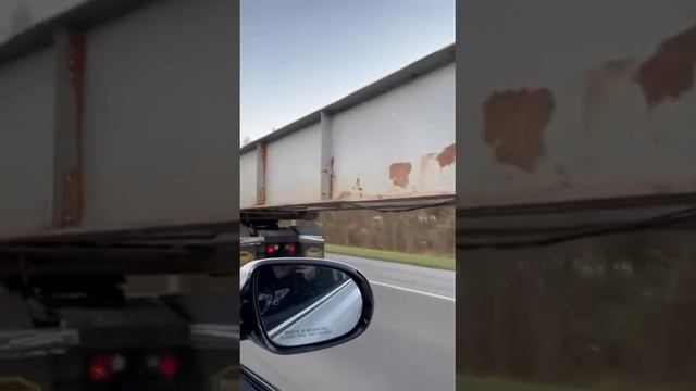 фура с негабаритным грузом и второй водитель, управляющий тележкой