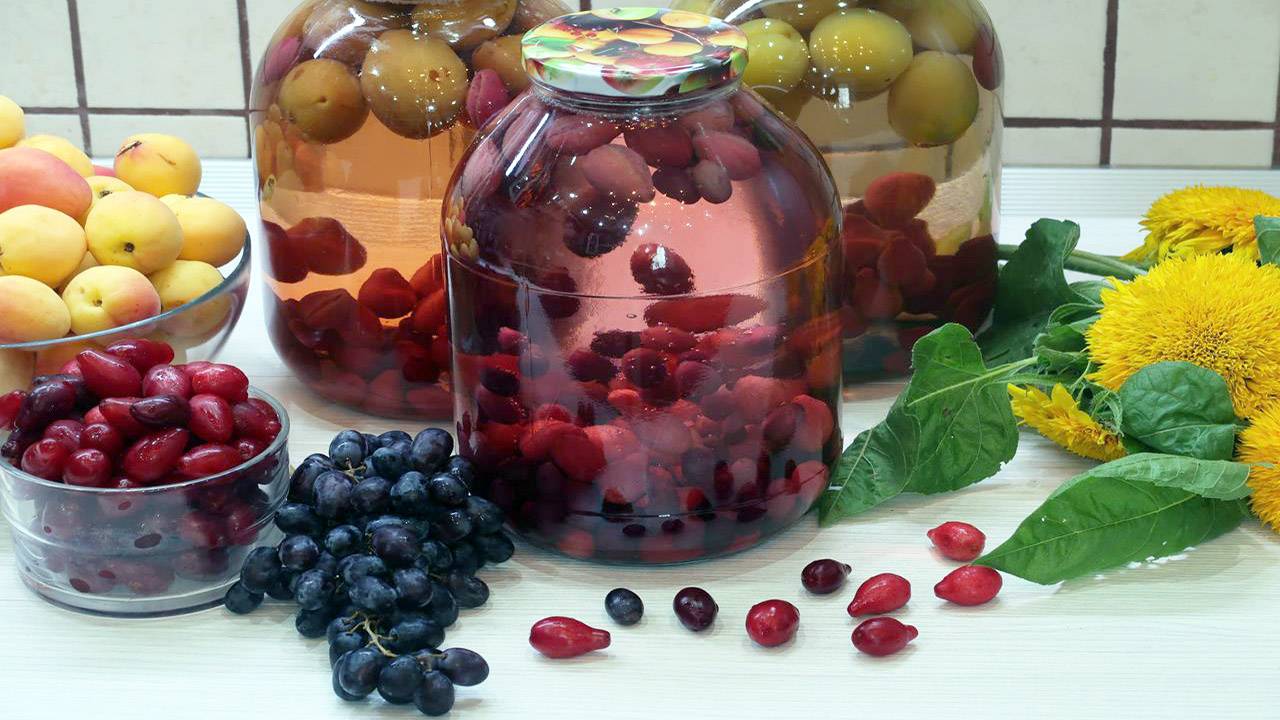 Ароматный компот из кизила с виноградом на зиму