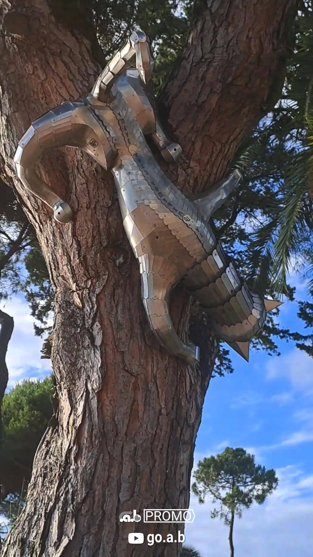 Скульптуры на деревьях. Очамчира, набережная. Восточная Абхазия