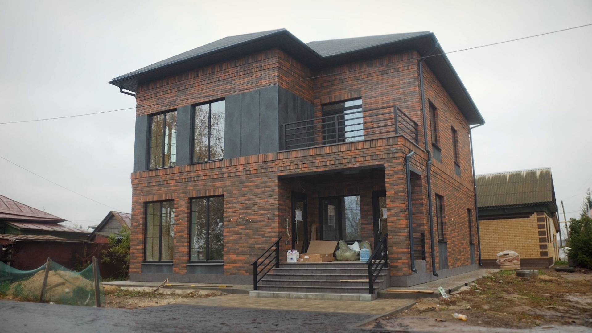 Черные окна в современном доме | Остекление от Окна Компас