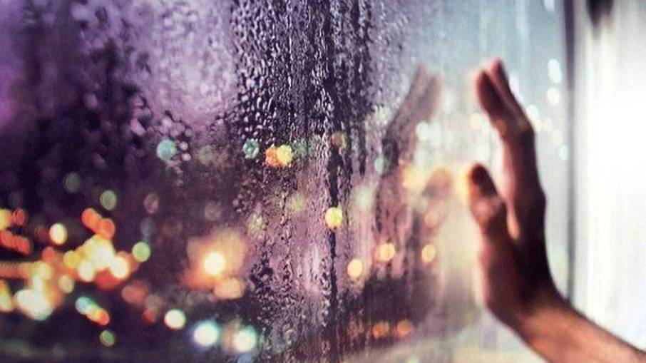 Песня: "ДОЖДИК", в новой редакции. Слова, музыка, исполнение — Елены Артёменко. Запись: 2003 года.