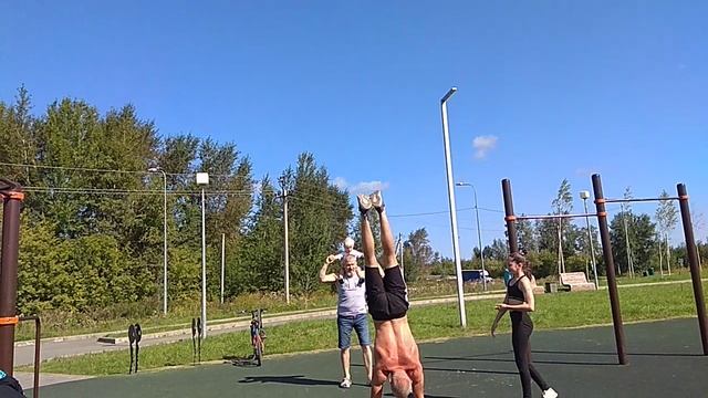 брат с девочкой срываются