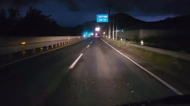 Поездка под сильным ливнем по шоссе в Южной Корее