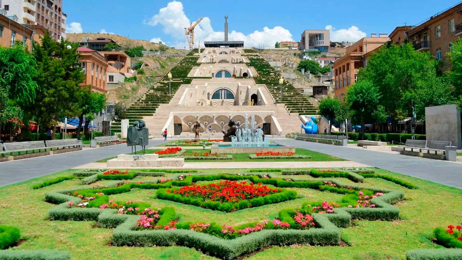 Армянский ведущий певец Артур с песней "Аватумес чес аватум" (живёт в Москве, выезжает на заказы)