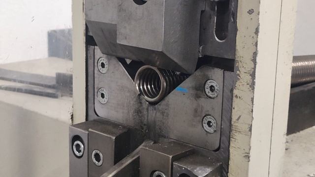 Отгиб зацепа у пружин растяжения