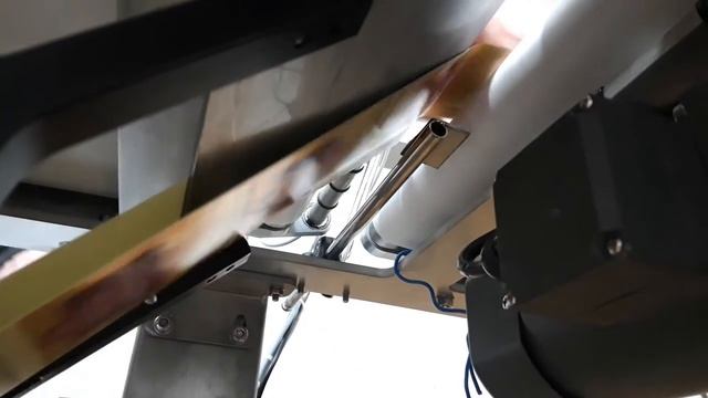 Автоматический аппликатор по нанесению этикеток E-Packaging Giove 140 на мясокомбинате.