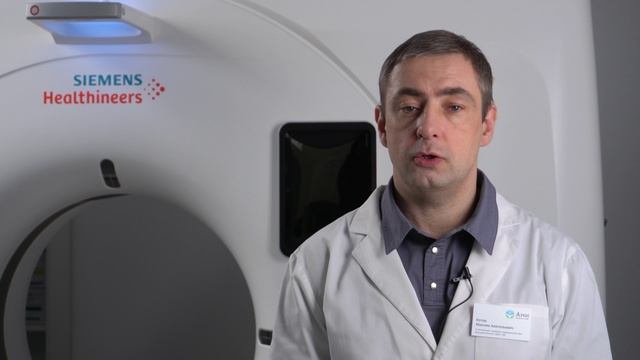 Как принимается решение о применении контраста во время КТ?