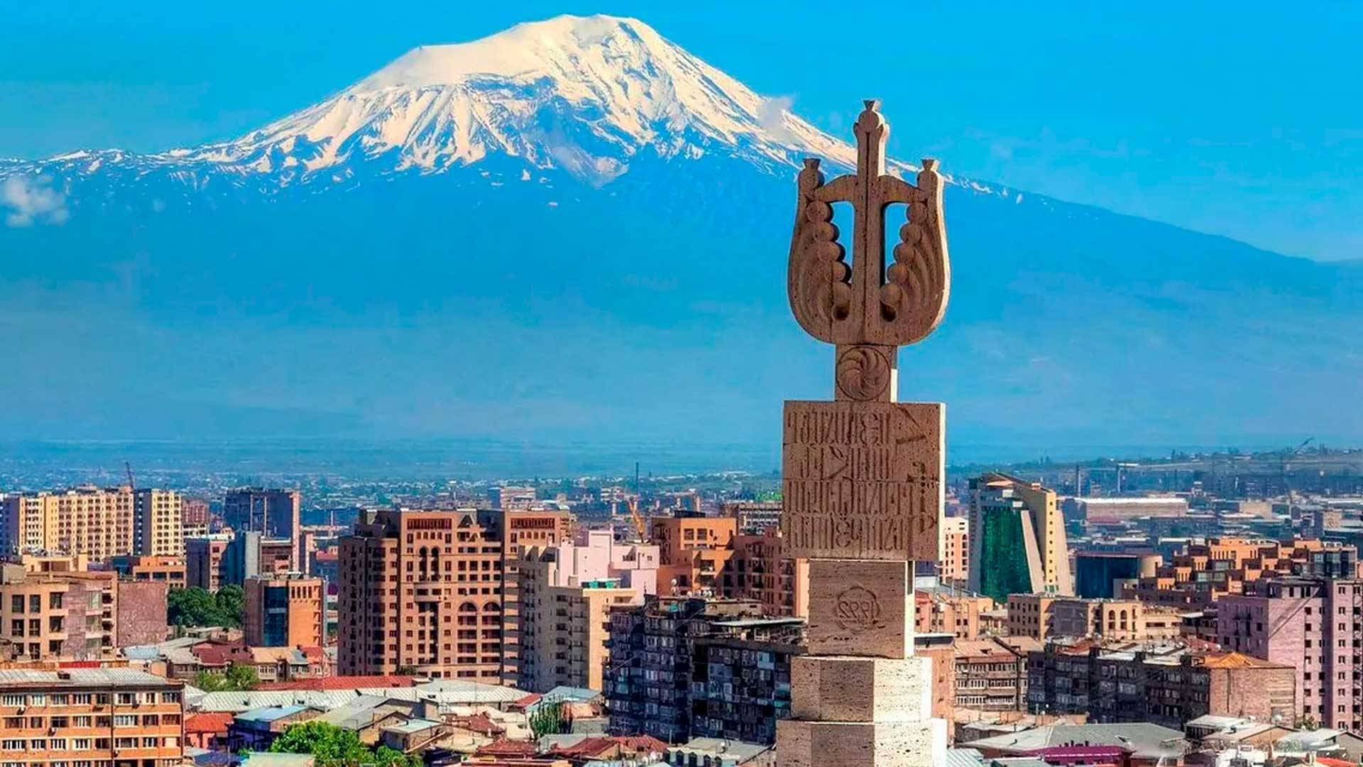 Армянский ведущий певец Артур с песней "Мой Ереван" (живёт в Москве, выезжает по другим городам)