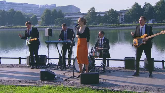 Группа Elena et les garçons / Элена и ребята - "Les Champs-Èlysées" (cover) Франция