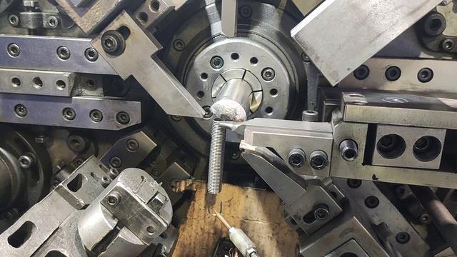 Производство пружины растяжения с зацепом на станке