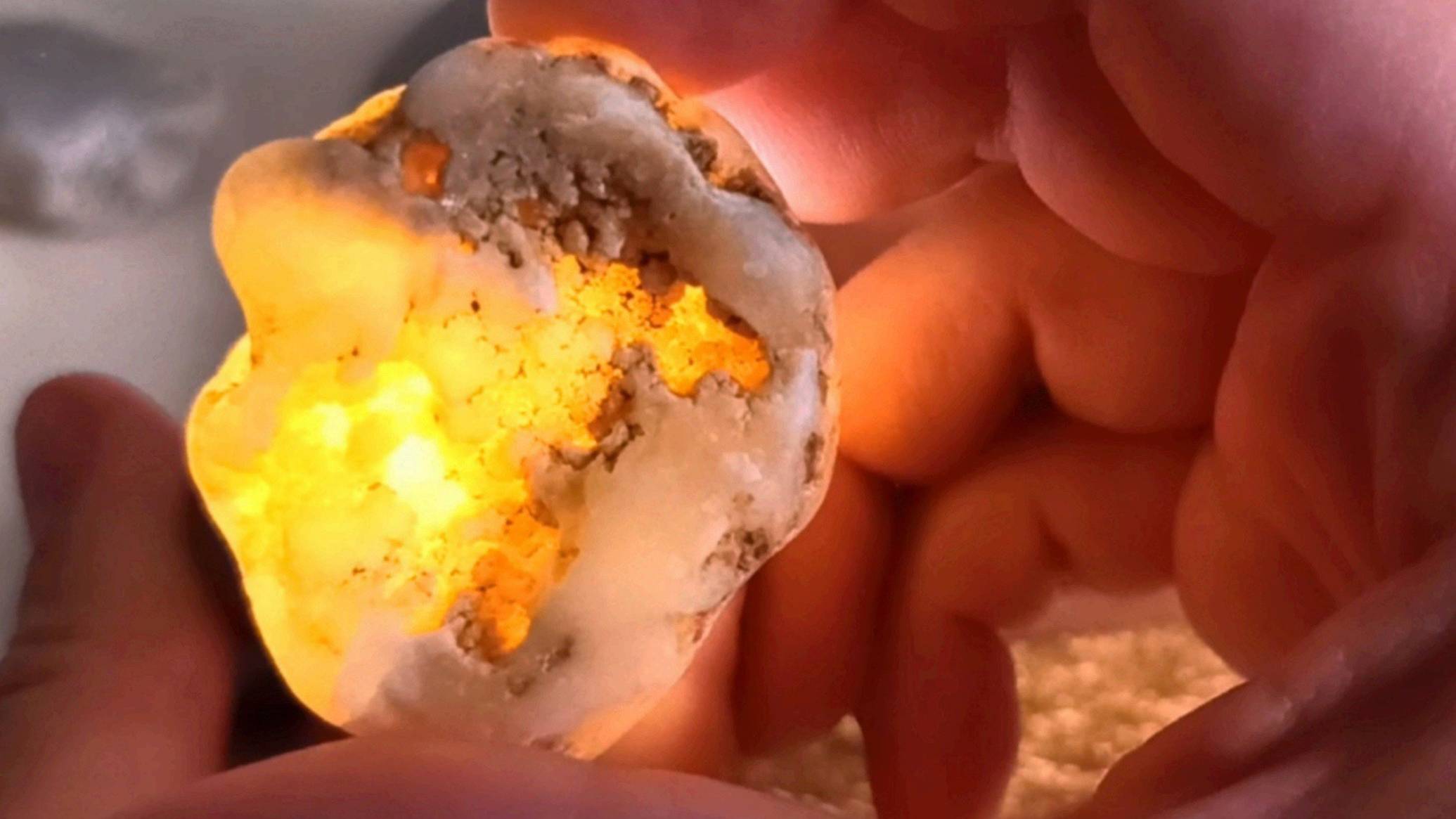 Камни в шкатулочках перед отъездом. Самоцветы с пляжа Сочи: агат, халцедон, яшма, кварцит