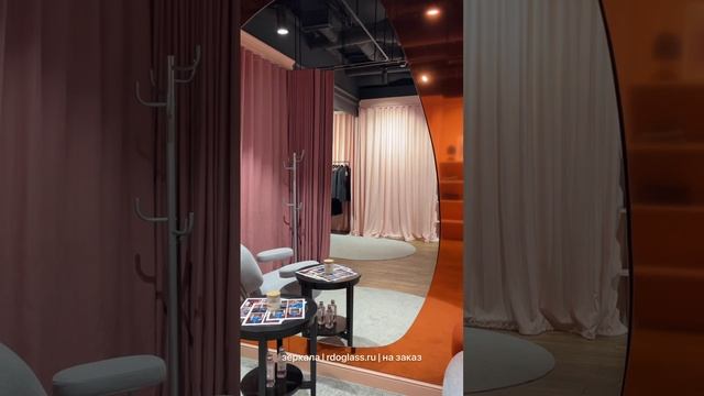 Большое зеркало в магазине.  #дизайнинтерьера #интерьер #мебель #дизайндома