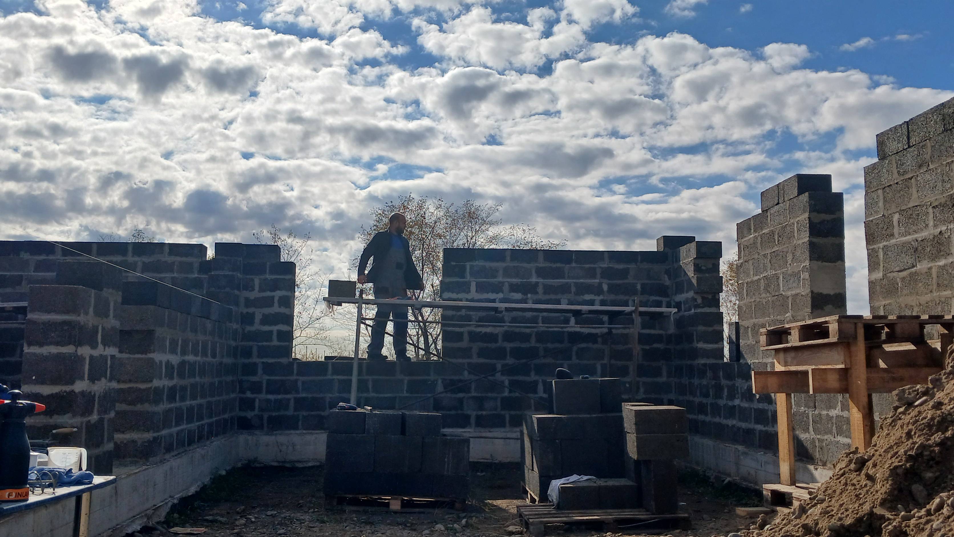 Строим дом из арболита.
Закончили 12 ряд.
Выпуск №14