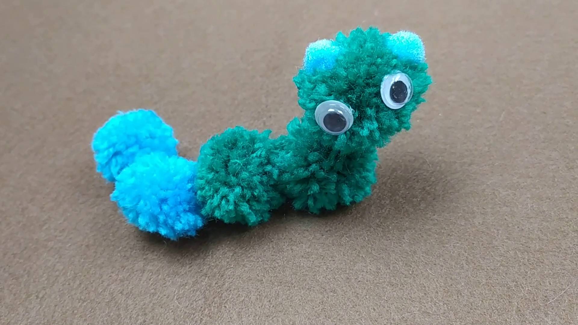 Гусеничка игрушка из помпонов