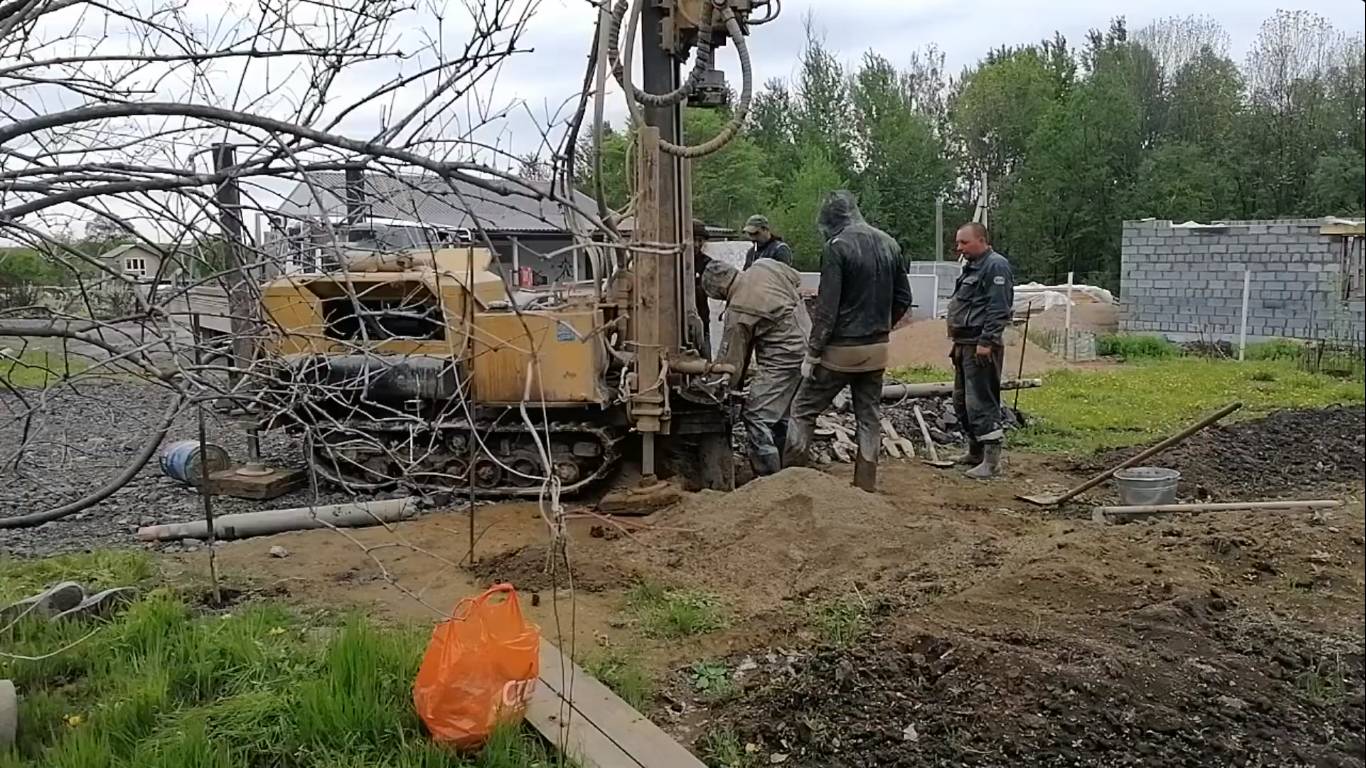 Пробурили скважину. Доделали гараж. Качаем мёд.