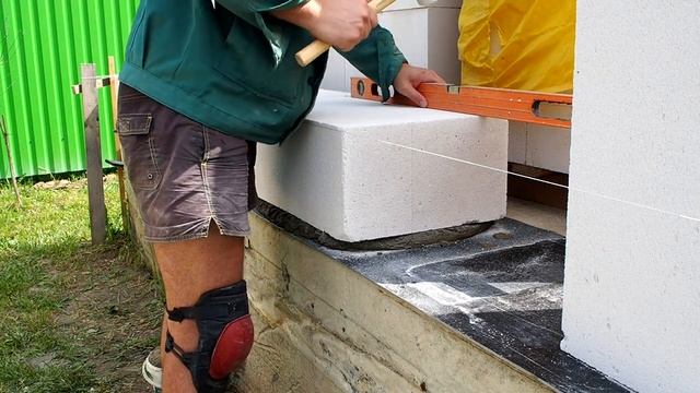 Кладка блоков 1-го ряда