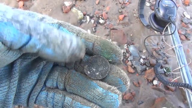 За серебром по дну обмелевшего водохранилища.