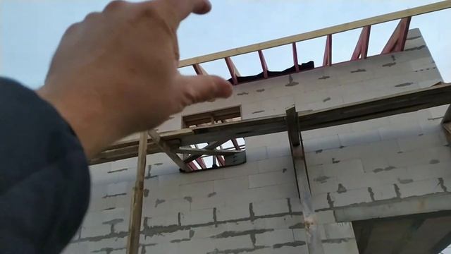 Леса для строительства крыши и для подшивки софитов