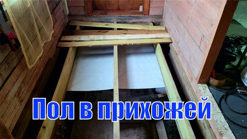 Пол в прихожей в доме на винтовых сваях.