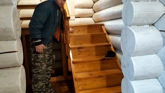 Деревянная лестница с поворотом на 180 градусов