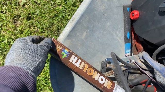 Распашные ворота на участке с уклоном.