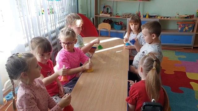 На занятии "Звук-волшебник" познакомились с приёмами игры на диатонических колокольчиках