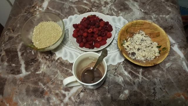 Малиново-творожный десерт