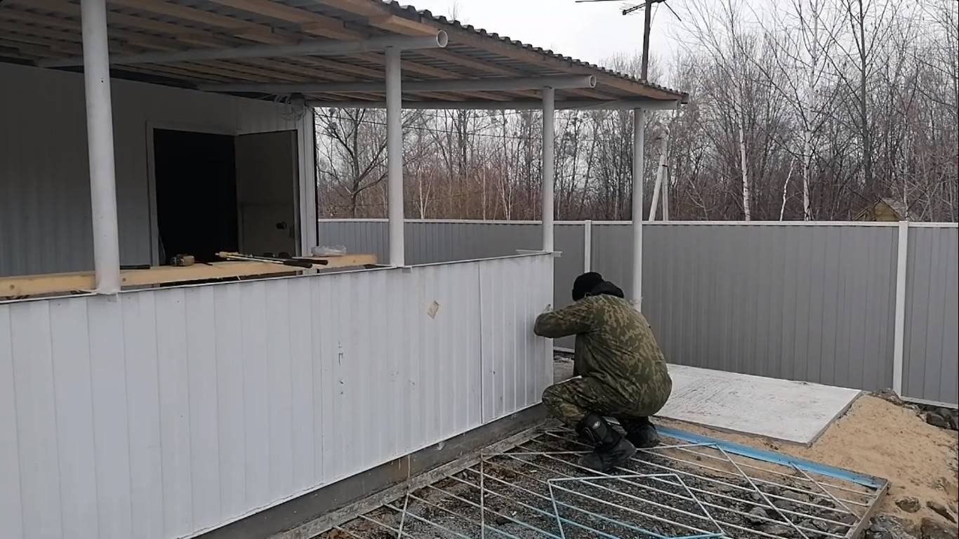 Делаем верстак под навесом. Жарим карасей в казане.