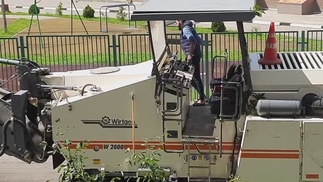 Ремонт дороги спецехникой - самосвал, асфальтоукладчик, каток