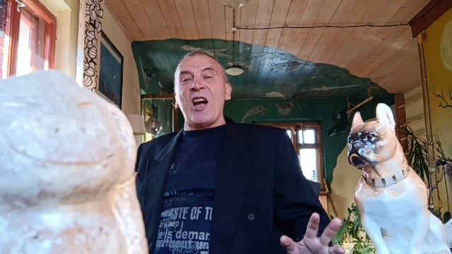 К пирожным и конфетам никто не посмел притронуться. Дух19