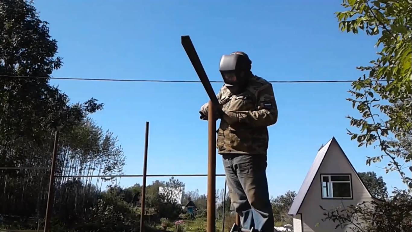 СПИЛИЛИ ДЕРЕВЬЯ . УСТАНОВКА СТОЛБОВ ДЛЯ ЗАБОРА. РЫБАЛКА НА РЕКЕ АМУР. #забор #строительство