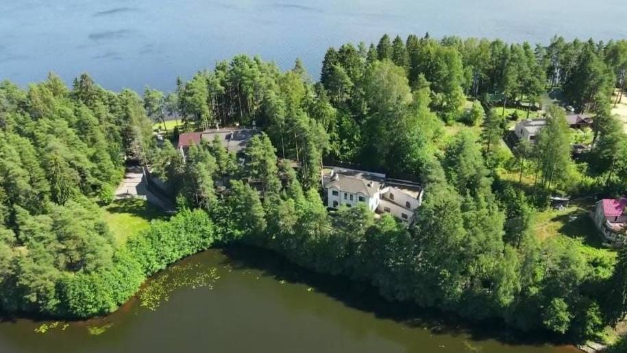 Уникальный клубный дом на берегу озера 🏡