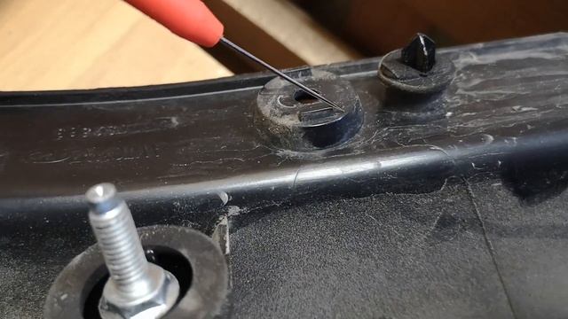 Ровняем пластик над фонарями в Ларгус.