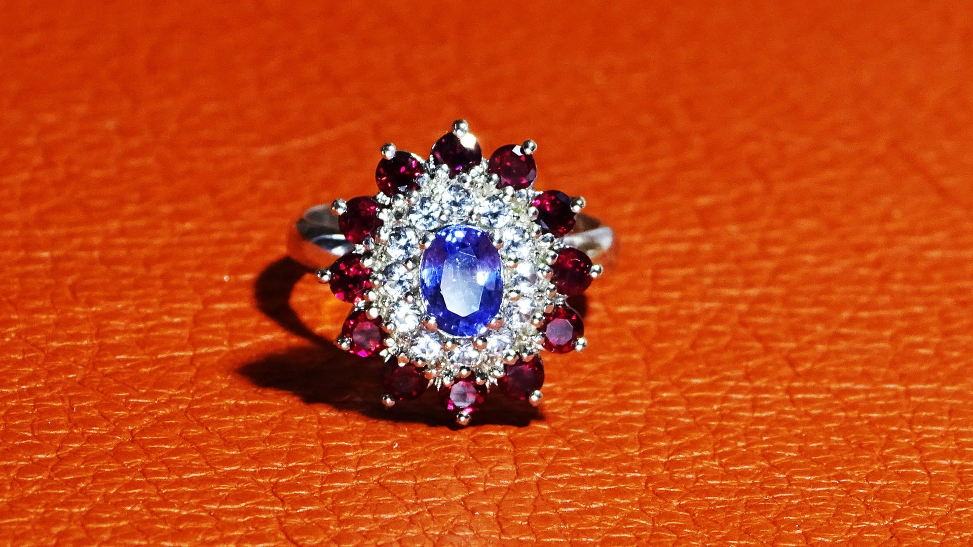 Переделываю одну оставшуюся серёжку в кольцо, заменяю драгоценные камни на более качественные.