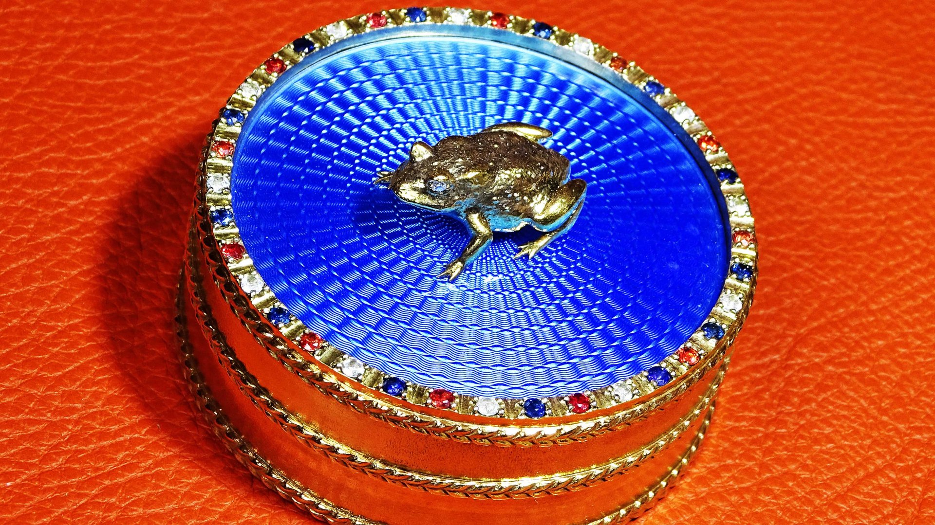 Шкатулка для драгоценностей, гильош, эмаль, сапфиры, бриллианты, серебро, лягушка символ богатства.