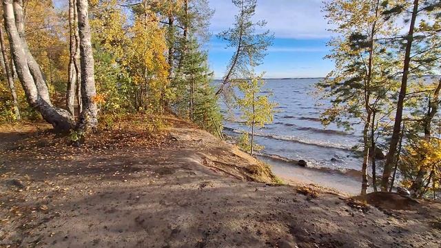 Городской пляж в октябре.