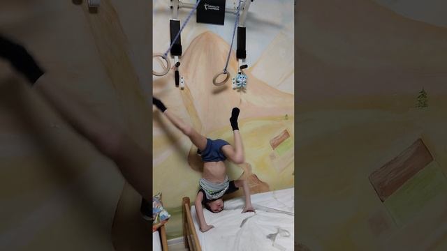 Булат демонстрирует свои спортивные упражнения на турнике и спортивных кольцах