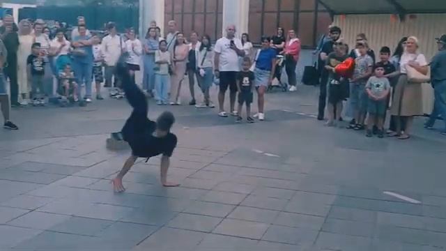 Москва  Уличные сцены на Никольской 
Девушкам дарили сердечки Лето 2024 в Москве...