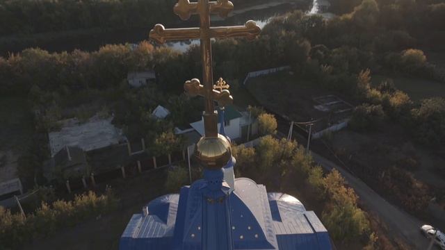 Но мы остаемся здесь. За кадром