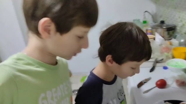 Рамиль и Булат готовят вкусный и полезный десерт- запечённые яблочки, 14.11.2022