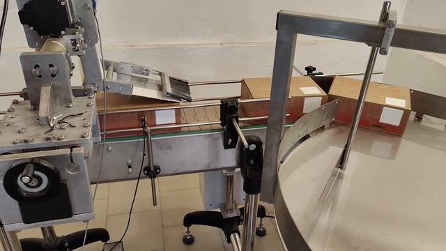 Нанесение этикетки на коробку - Etikon.ru