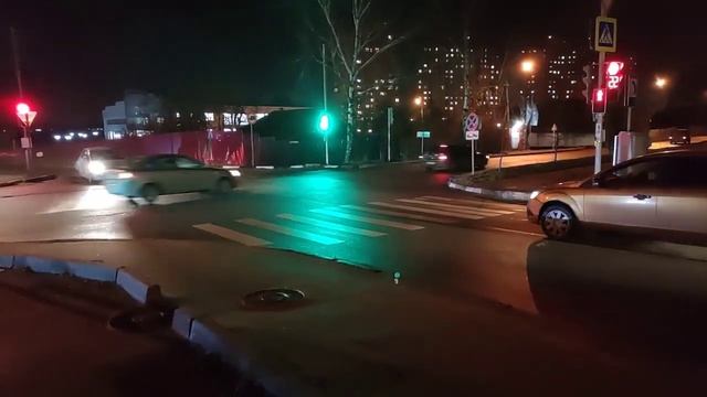 Пешеходы вынуждены идти на красный сигнал светофора