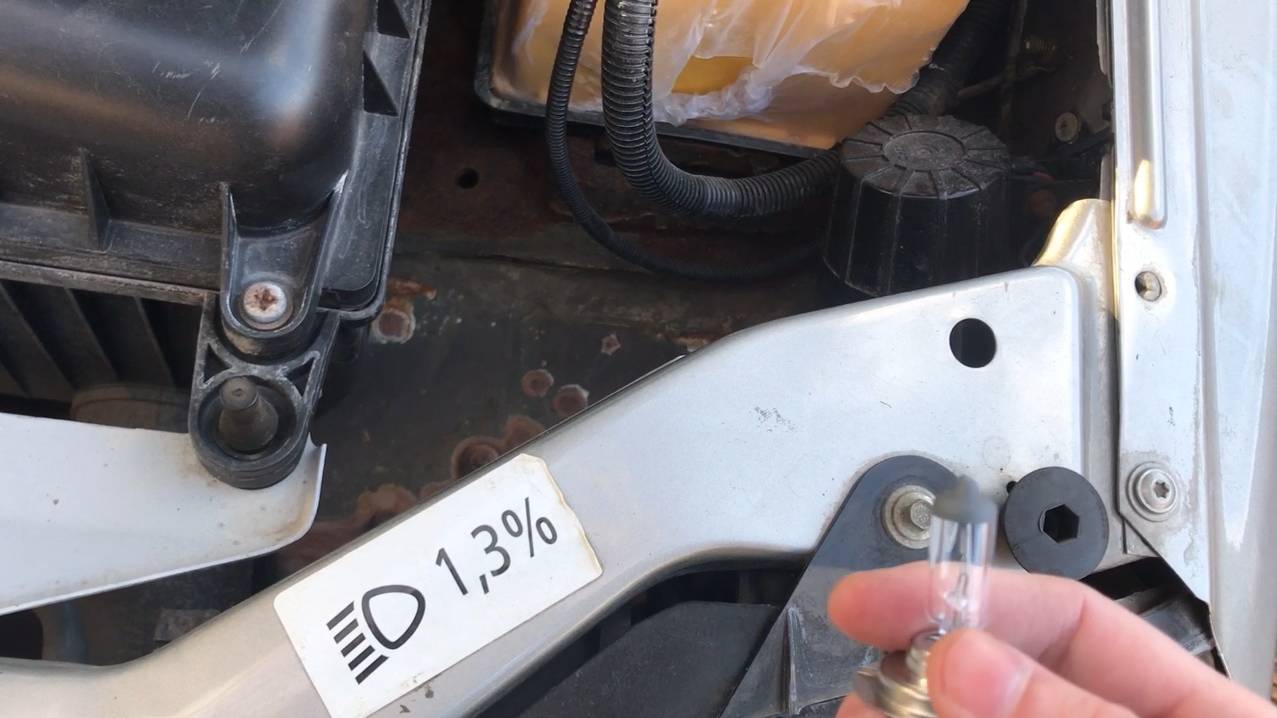 Замена лампы ближнего света на Шевроле Нива