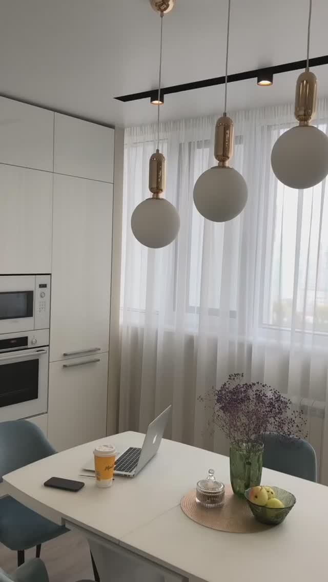 Легкий тюль в гостиной и кухне